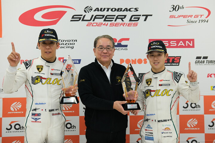 GT300クラスでチャンピオンを獲得したJLOCのドライバーと監督 - モータースポーツフォーラム